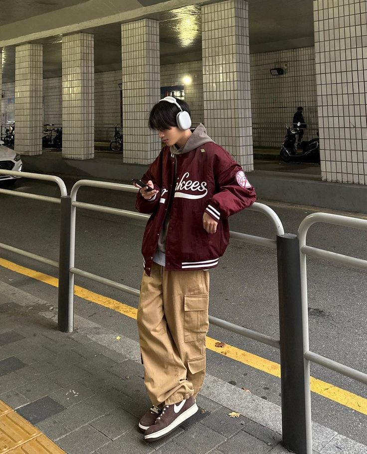 Cara Memilih Bahan Dan Warna Jaket Varsity Yang Tepat! - Syamanah Garment